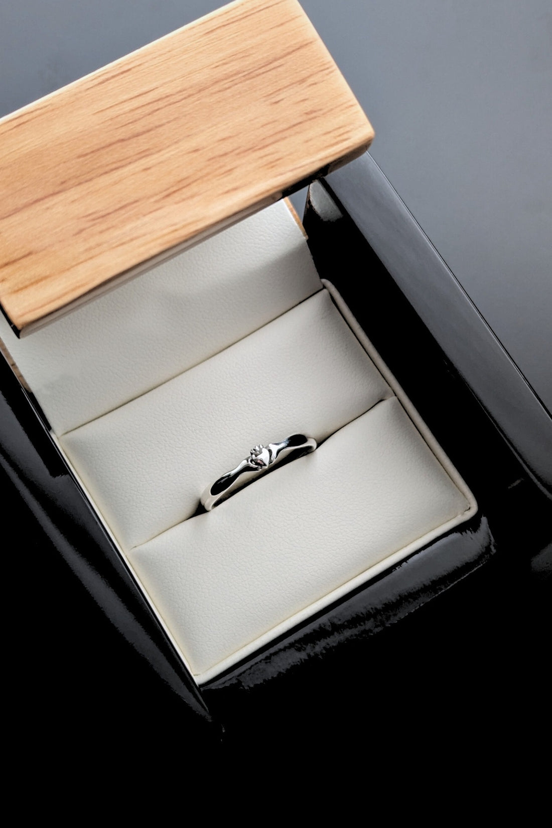 An Ceann Beag Claddagh Ring, Handmade in Ireland – Claddagh Design