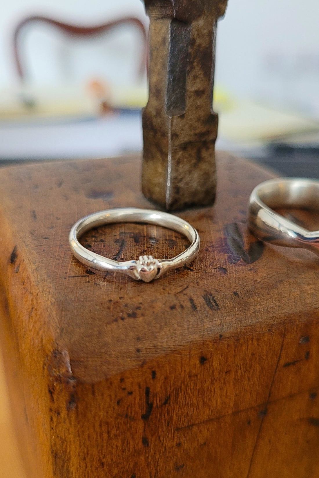 An Ceann Beag Claddagh Ring, Handmade in Ireland – Claddagh Design