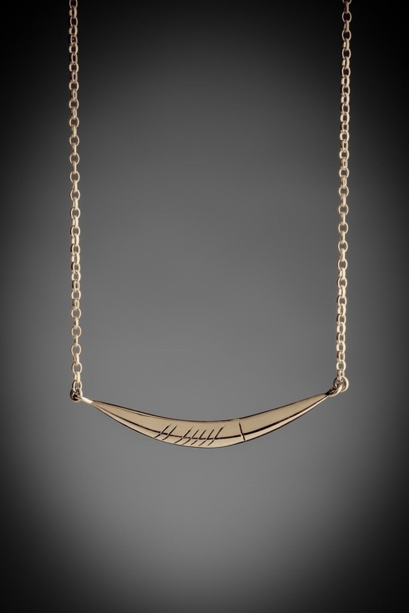 Gold Curved Grá Necklace – Claddagh Design